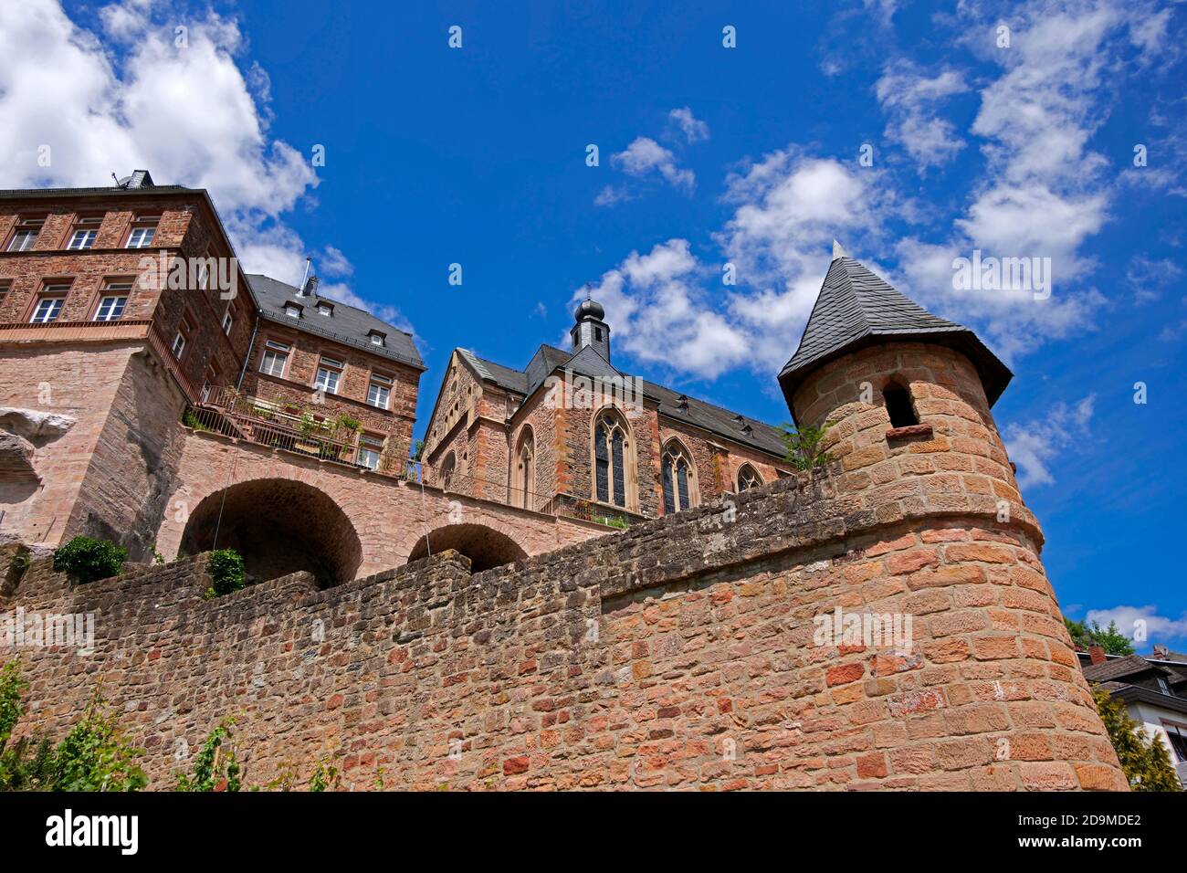 Kautenturm und katholische pfarrkirche st laurentius in saarburg -Fotos und -Bildmaterial in ...