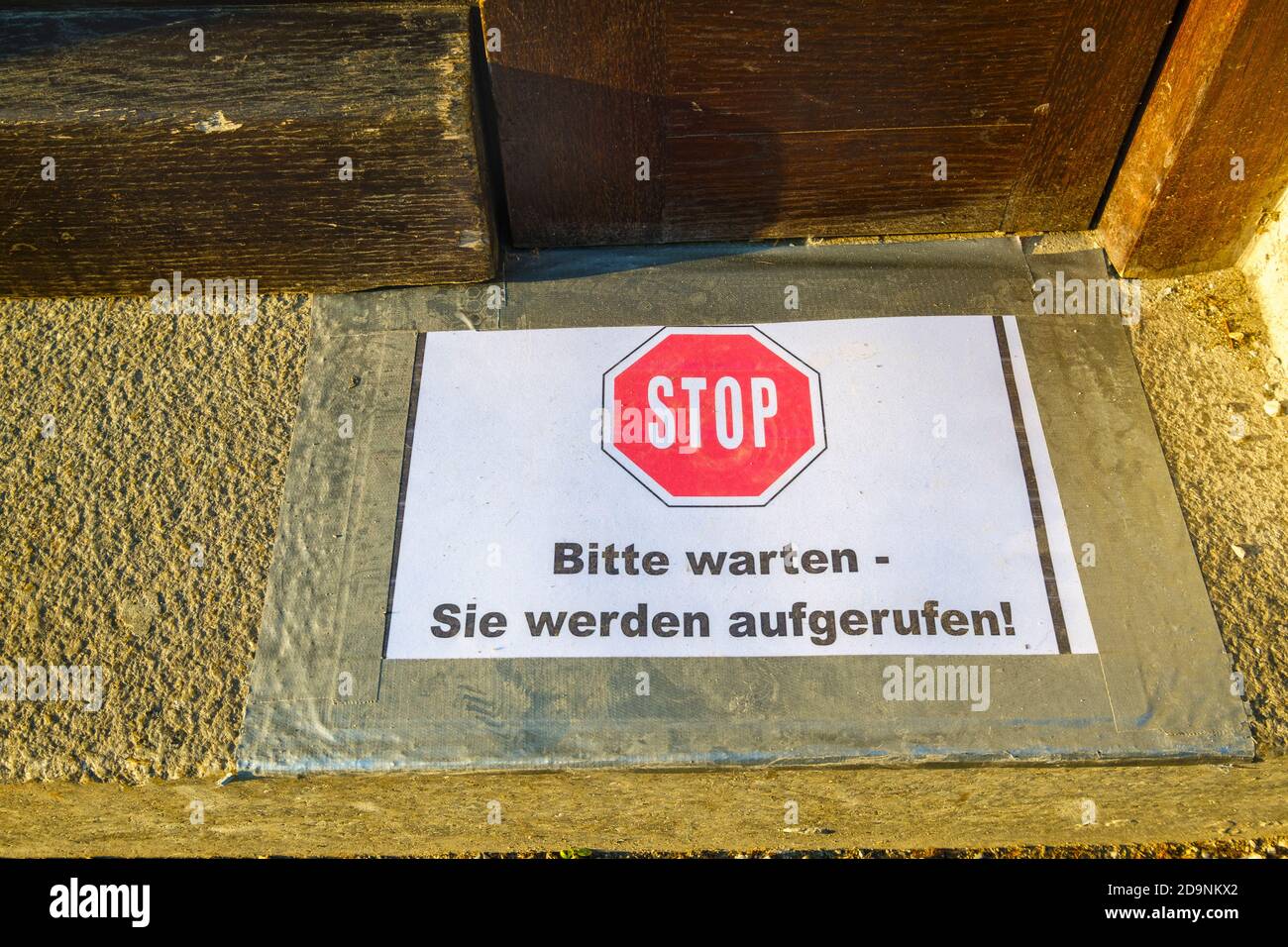 Bitte warten sie hier zeichen -Fotos und -Bildmaterial in hoher ...