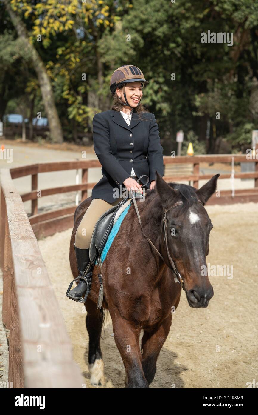 Frau reitpferd englisch sattel -Fotos und -Bildmaterial in hoher ...