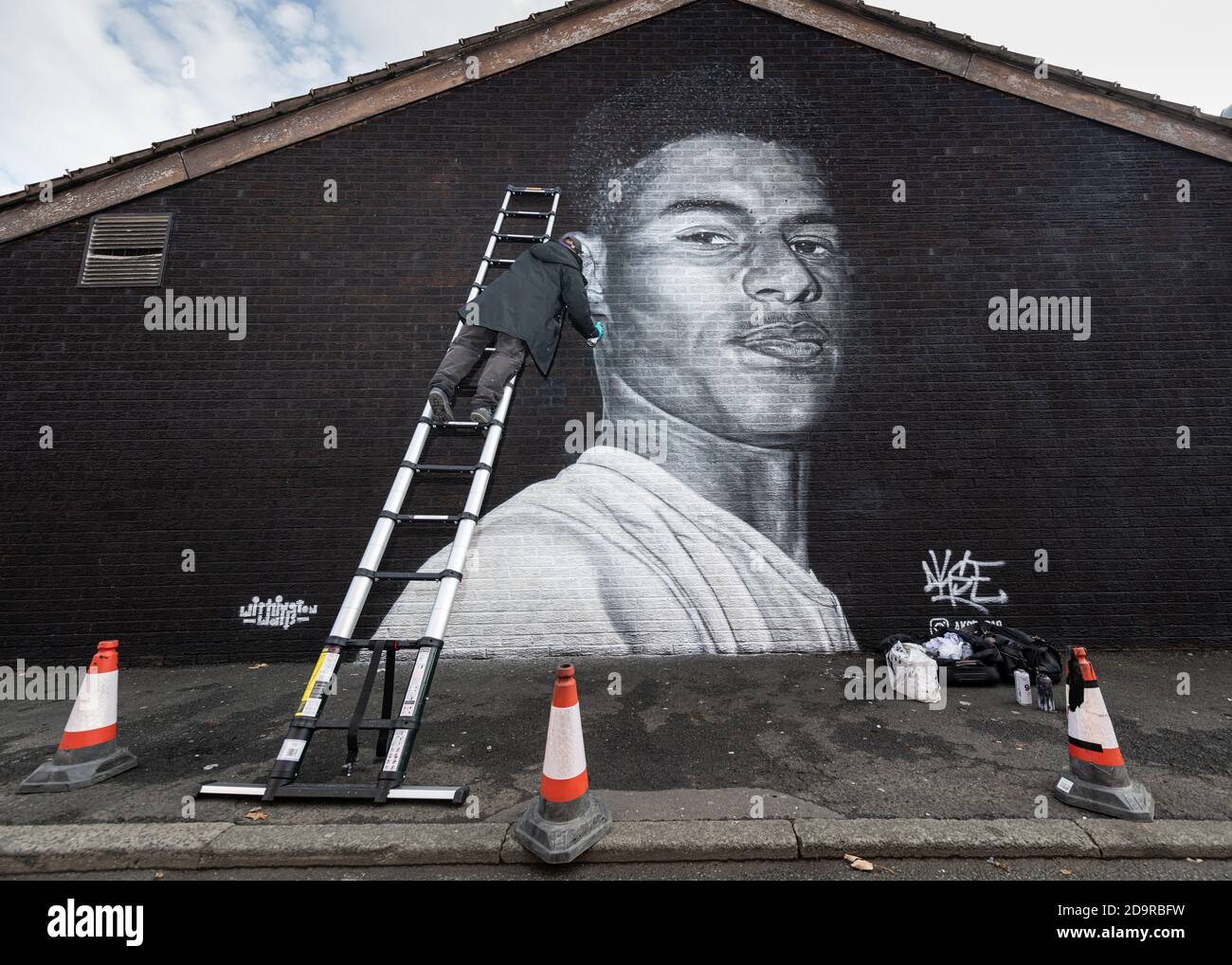 Der Straßenkünstler AKSE 19 setzt den letzten Schliff an seinem ...