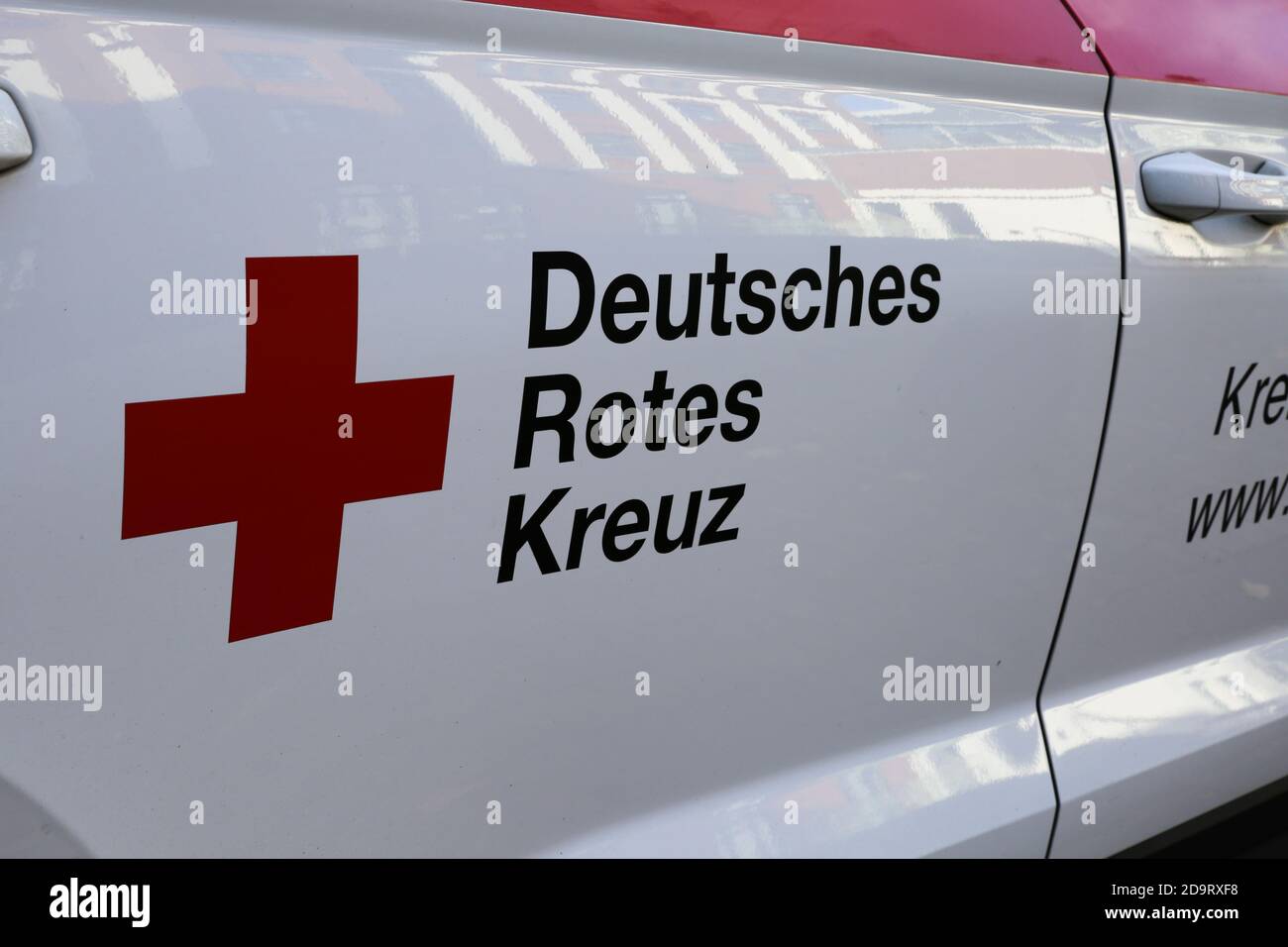 Rote kreuz logo auto -Fotos und -Bildmaterial in hoher Auflösung – Alamy