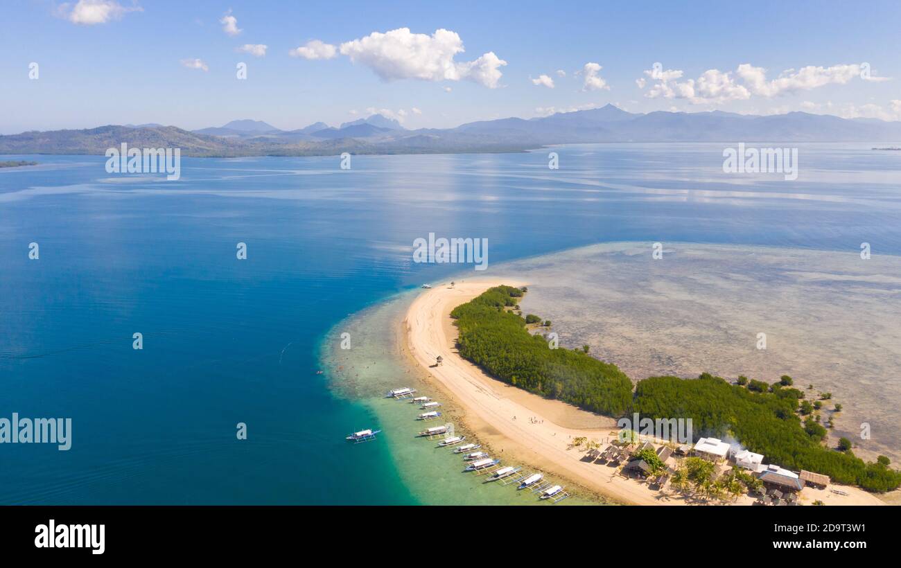 Die Insel mit weißem Sand mit Mangroven. Das Meer Landschaft von Honda ...