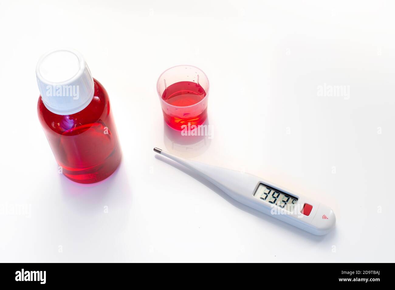 Thermometer fieber messen hustensaft -Fotos und -Bildmaterial in hoher ...