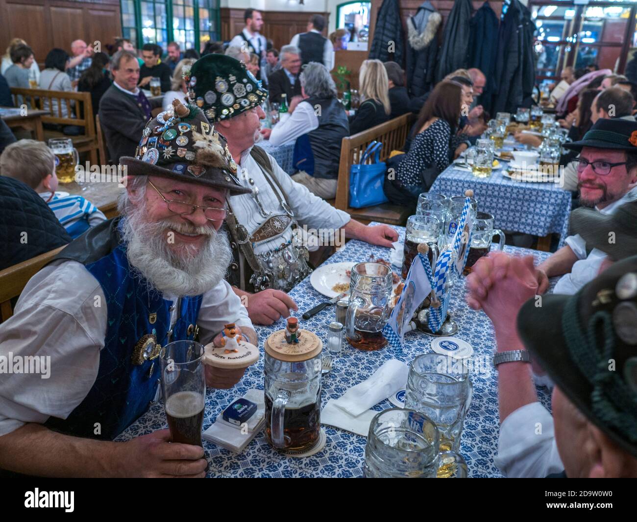 Man wearing traditional bavarian hat -Fotos und -Bildmaterial in hoher ...
