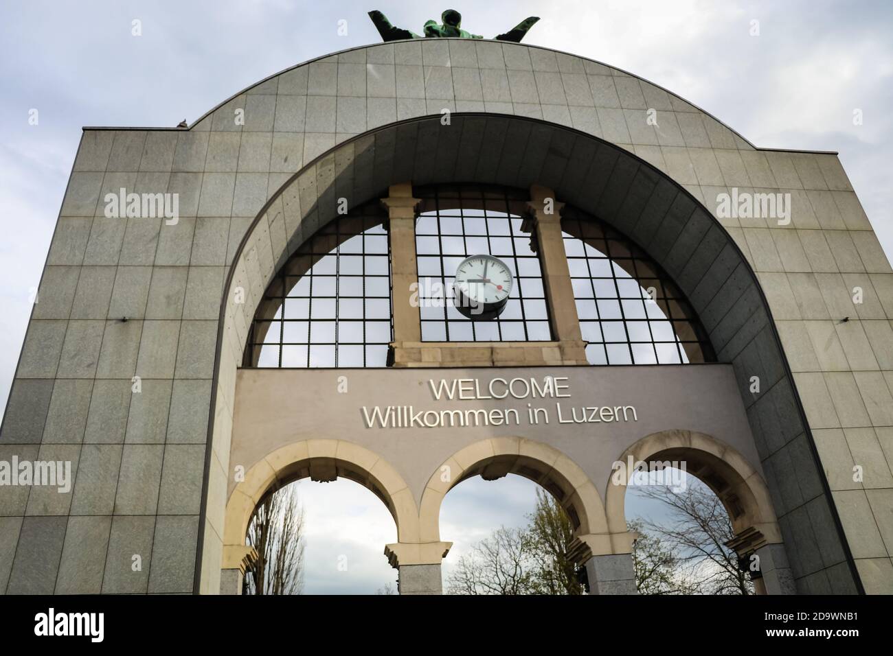 Eingang zum bahnhof luzern -Fotos und -Bildmaterial in hoher Auflösung ...