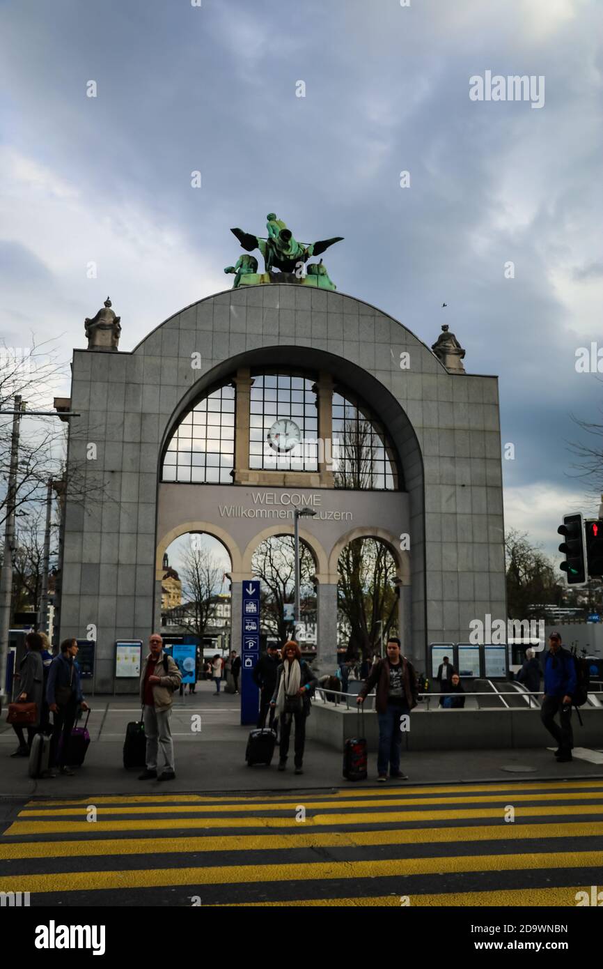Eingang zum bahnhof luzern -Fotos und -Bildmaterial in hoher Auflösung ...