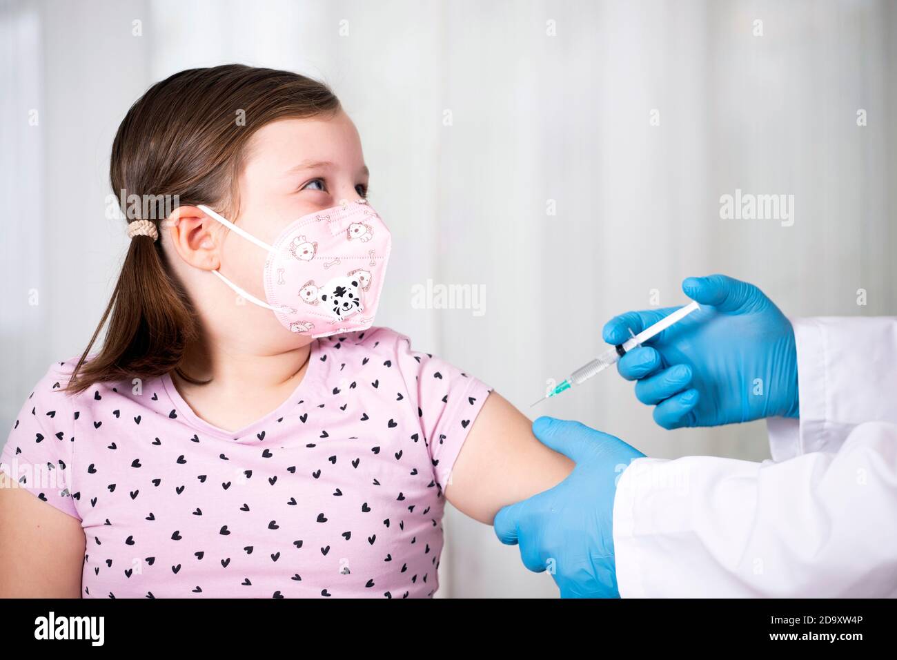 Kinder Impfung Impfkonzept. Arzt Injektion Impfung in den Arm eines ...