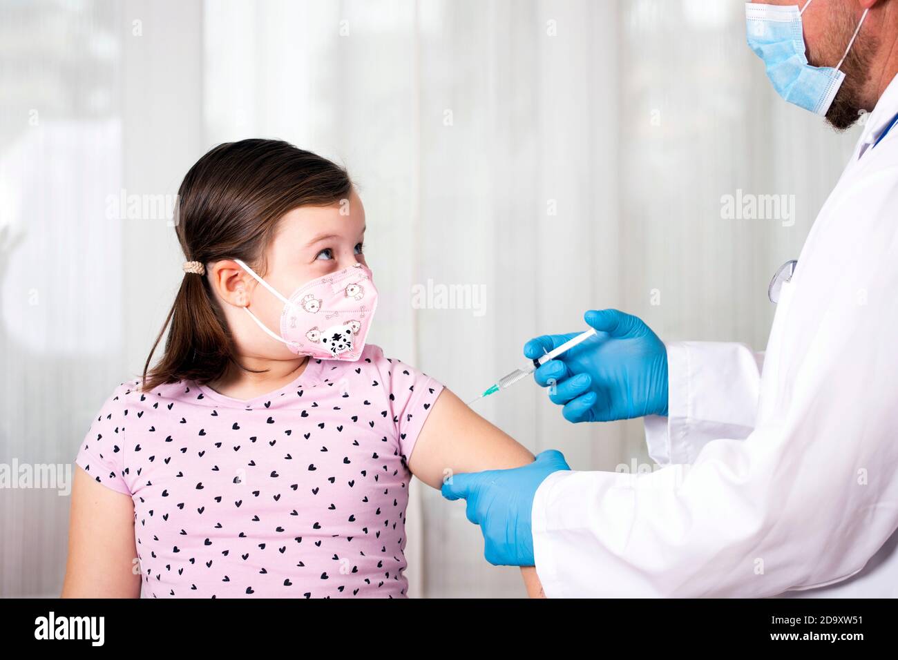 Kinder Impfung Impfkonzept. Arzt Injektion Impfung in den Arm eines ...