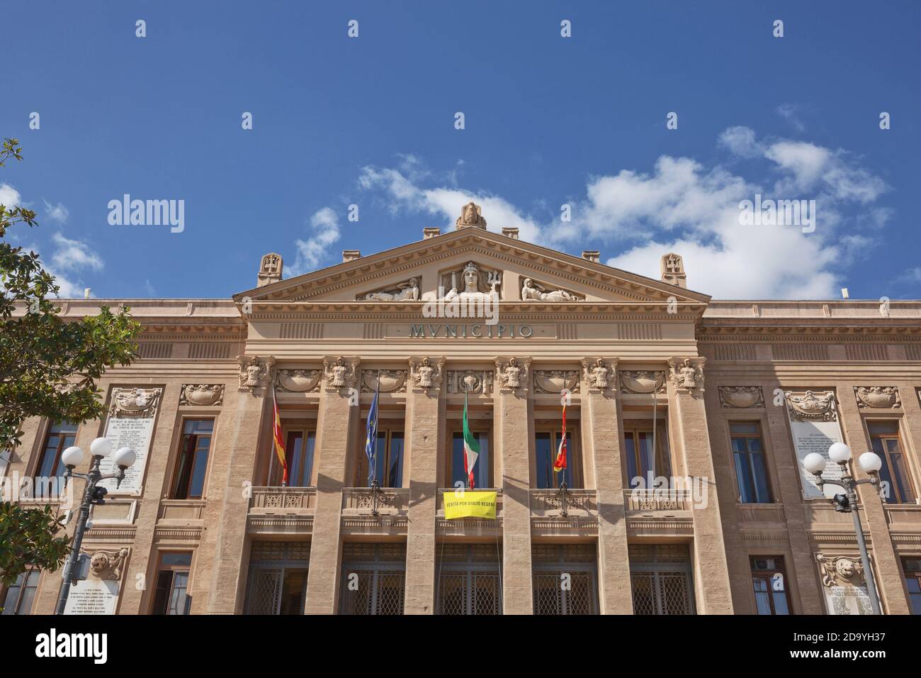 Perspektivischer Blick auf das Rathaus der Innenstadt von Messina ...