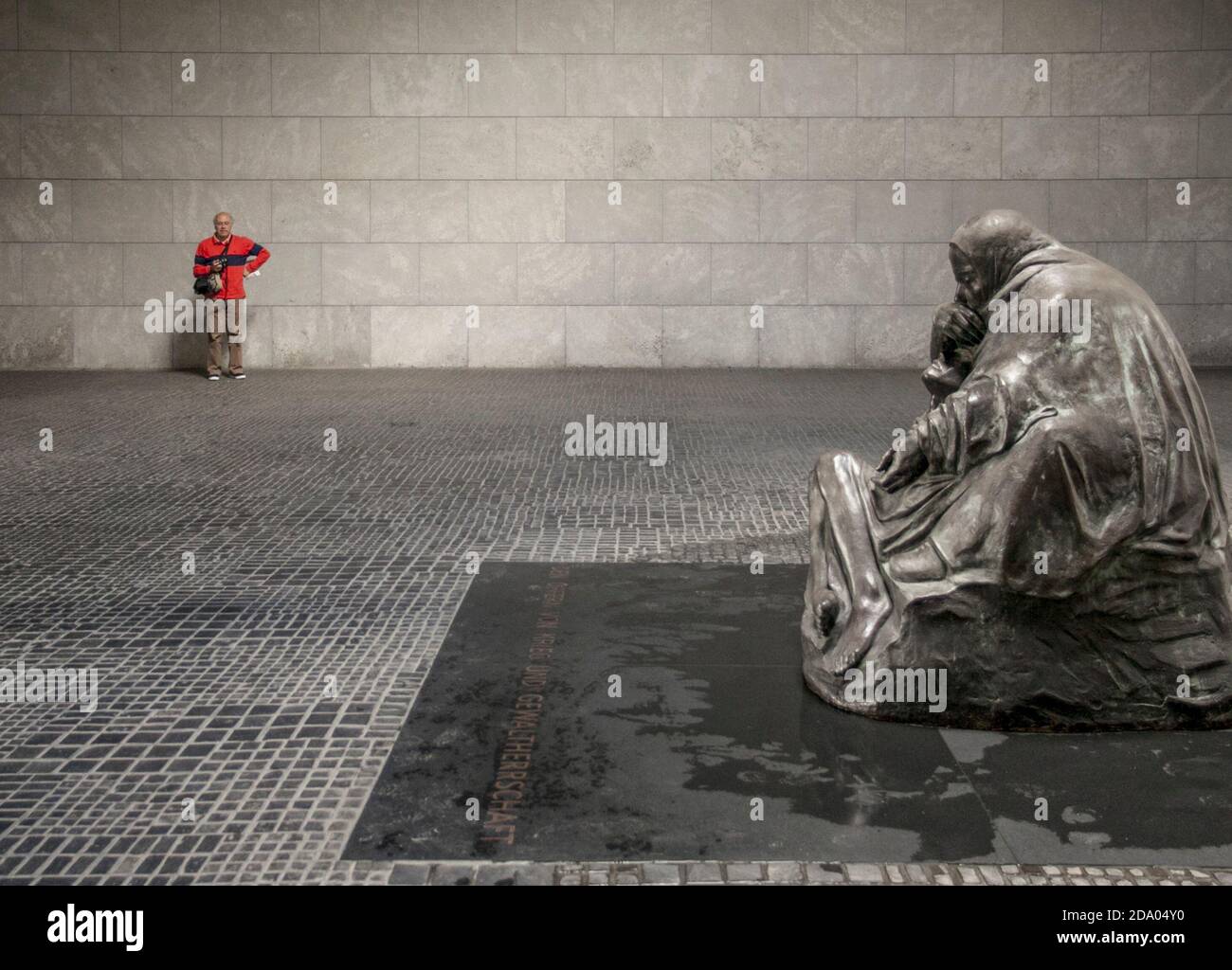 Mutter mit ihrem toten Sohn Pieta von Käthe Kollwitz in der Neuen Wache, Berlin Stockfotografie ...