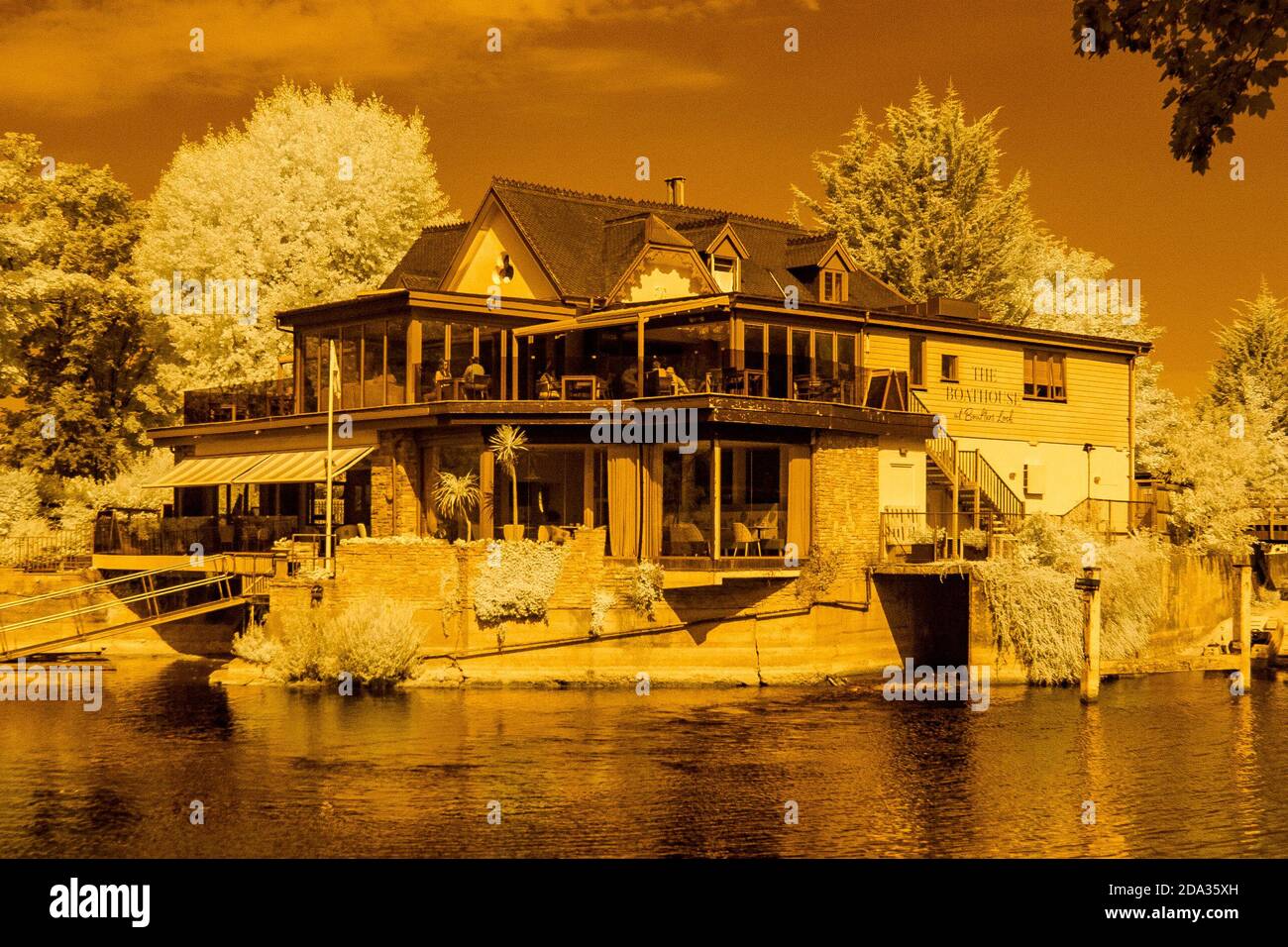 Das bootshaus im boulters lock bar restaurant -Fotos und -Bildmaterial ...