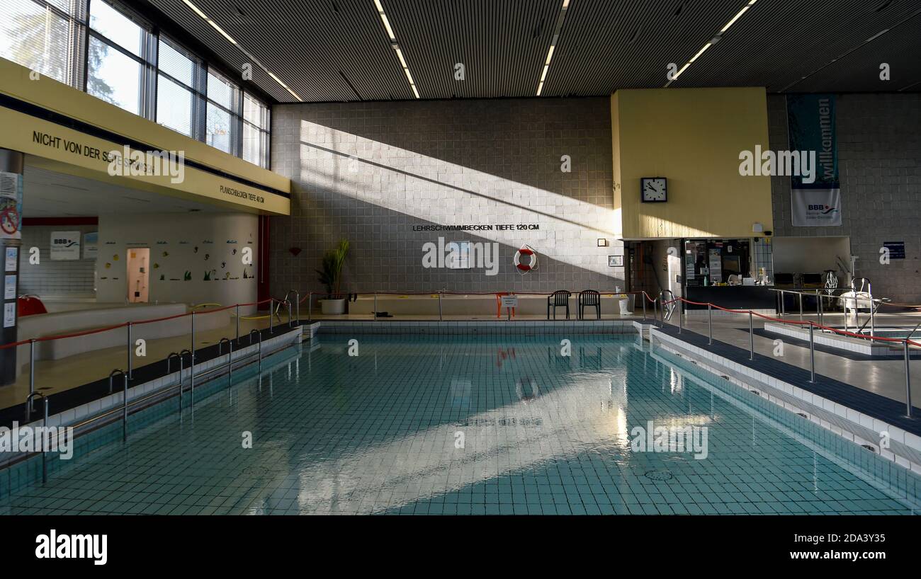 Berlin, Deutschland. November 2020. Leeres Schwimmbad im städtischen Schwimmbad Lankwitz. Die ...