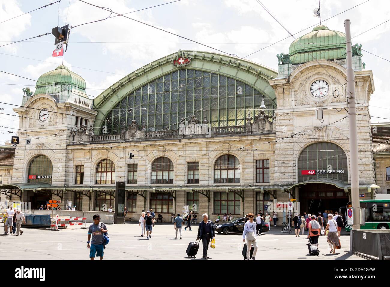 Basel, SCHWEIZ - 1. Juli 2019: Der Hauptbahnhof (Bahnhof Basel SBB) und die Trambahnen fahren ...