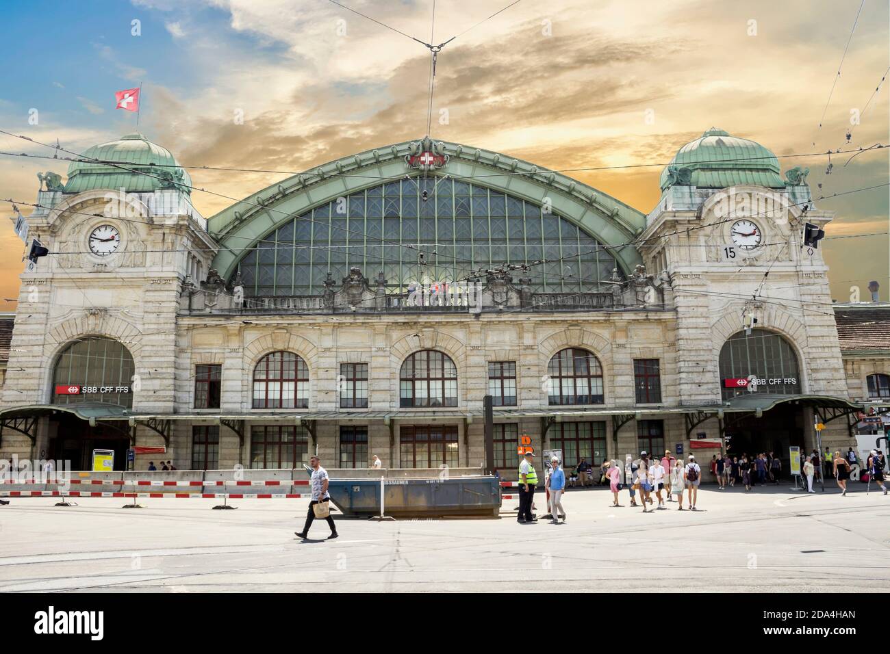 Basel, SCHWEIZ - 1. Juli 2019: Der Hauptbahnhof (Bahnhof Basel SBB) und die Trambahnen fahren ...