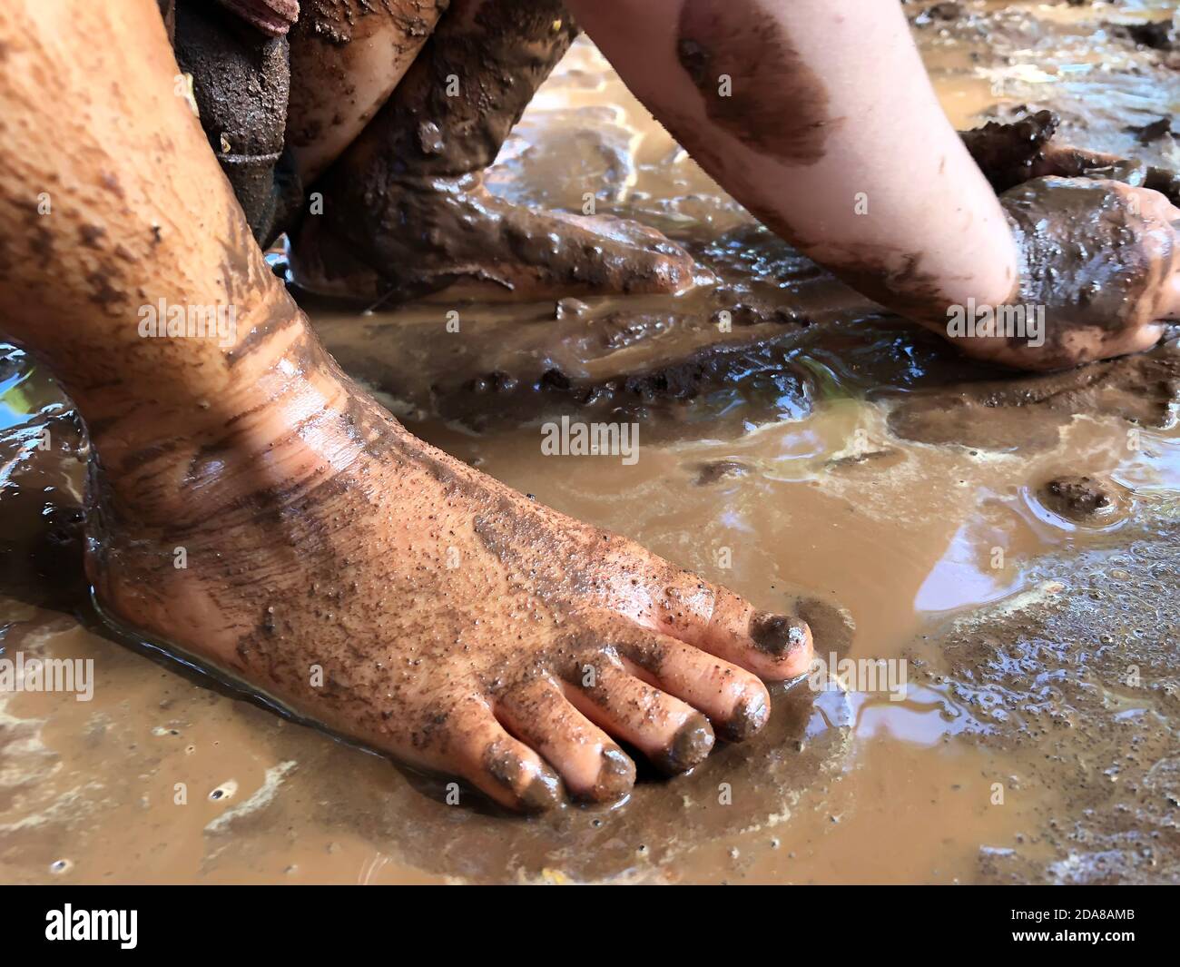 Kind spielt im schlamm -Fotos und -Bildmaterial in hoher Auflösung – Alamy