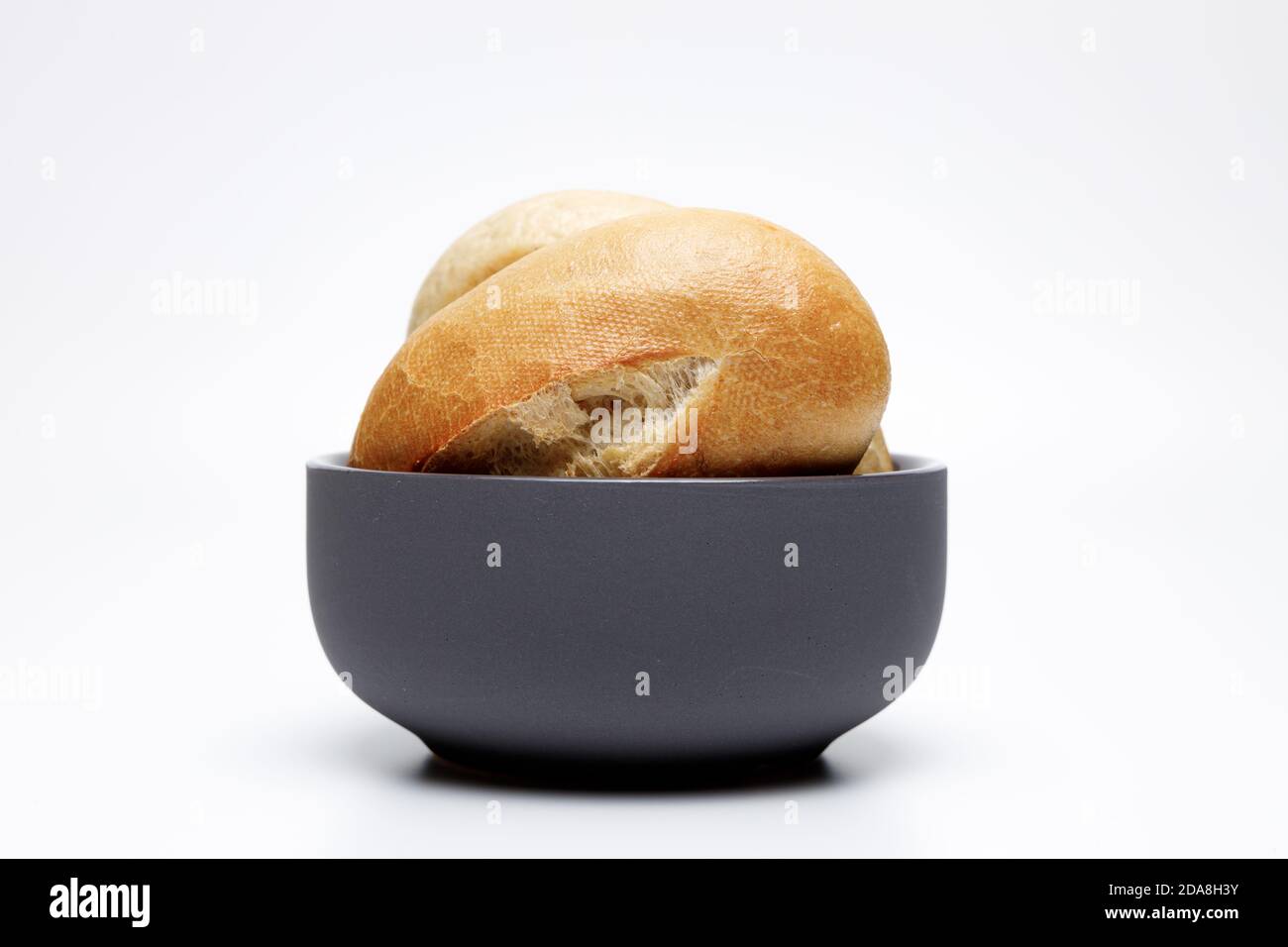 Zwei typisch deutsche Weizenbrötchen in einer dunkelgrauen ...