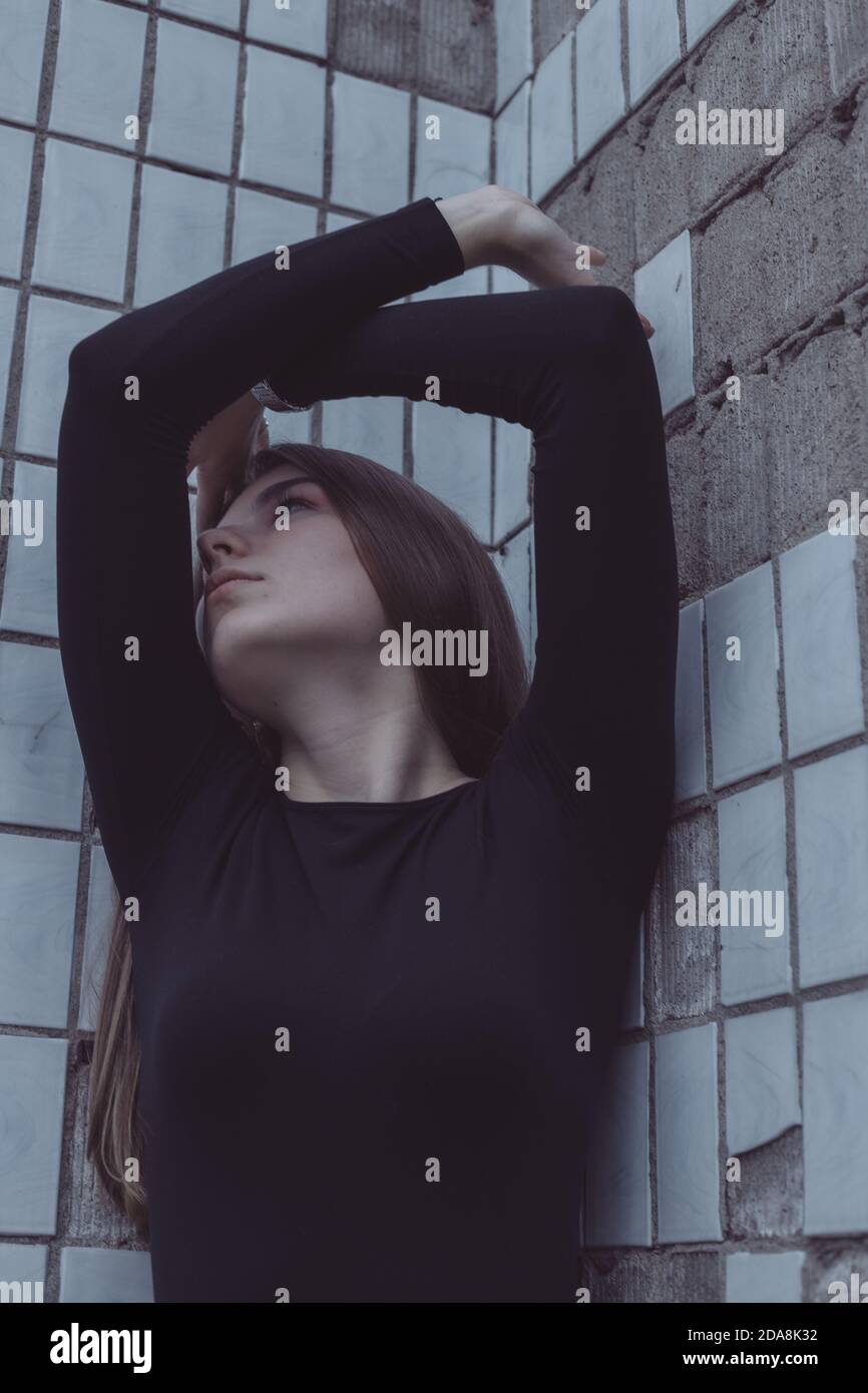 Das Mädchen in eine Ecke getrieben in Angst steht und Looks ...