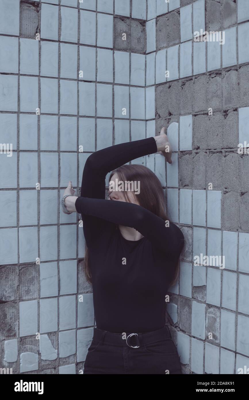 Das Mädchen in eine Ecke getrieben in Angst steht und Looks ...