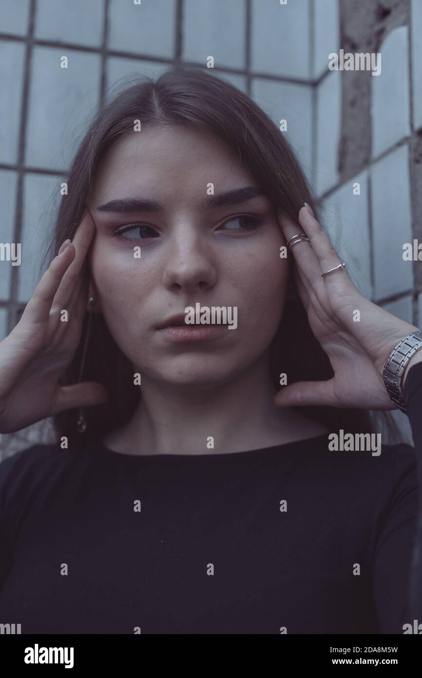 Das Mädchen in eine Ecke getrieben in Angst steht und Looks ...