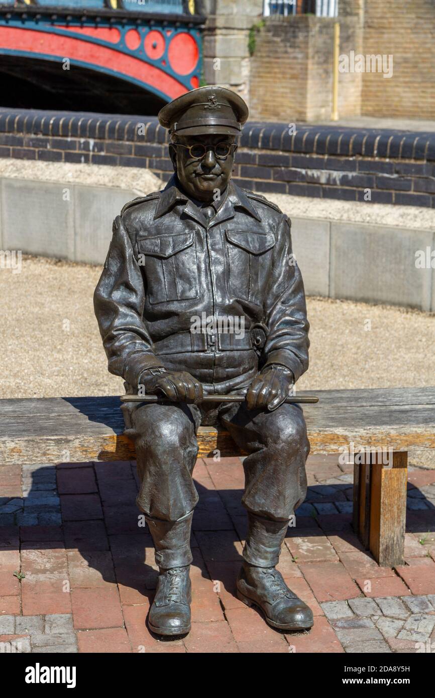 Die Statue des Schauspielers Arthur Lowe spielt Captain Mainwaring in ...