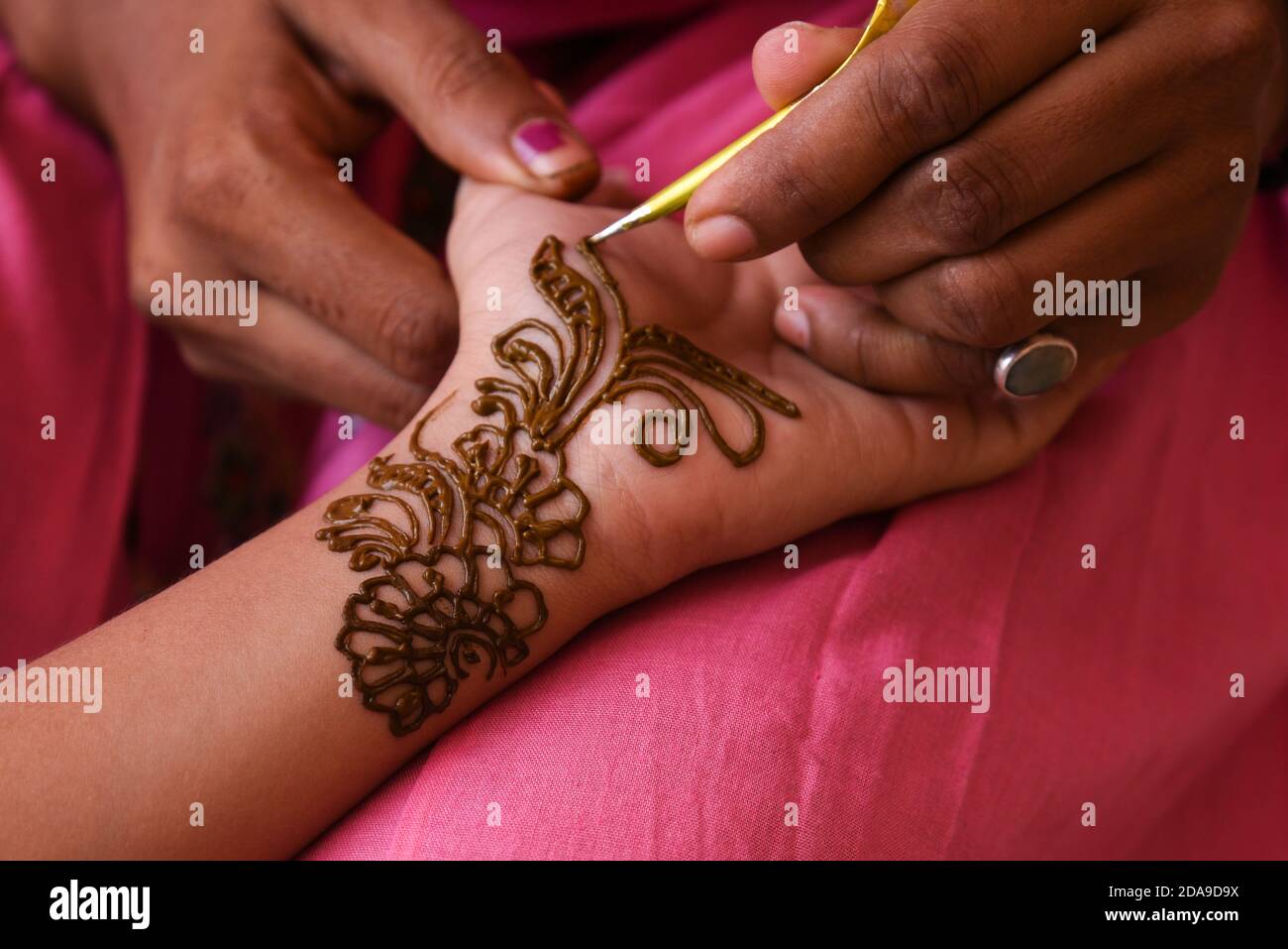Künstler Anwendung schöne Henna Tattoo arabisches Design, um eine Frau indischen Braut Hände auf ...