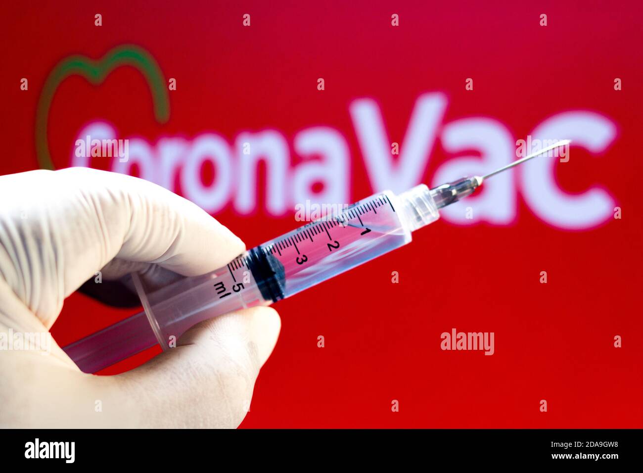 In dieser Abbildung ist eine medizinische Spritze mit Coronavac Logo im ...