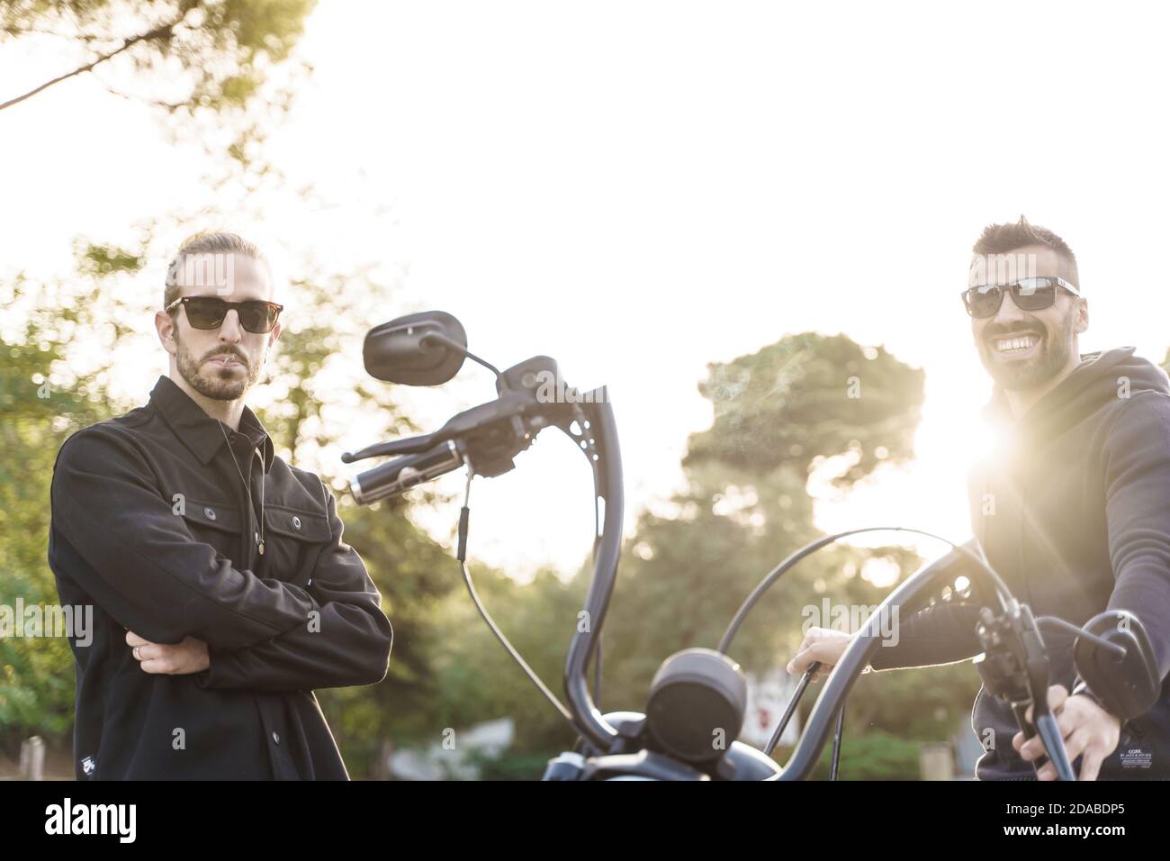 Motorradjacke rauchen -Fotos und -Bildmaterial in hoher Auflösung – Alamy