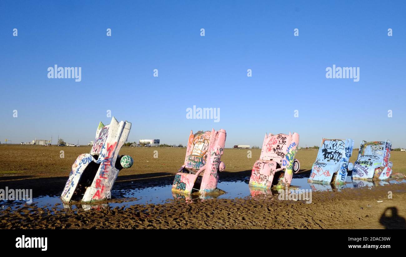 Cadillac Ranch ist eine öffentliche Kunstinstallation und Skulptur in ...