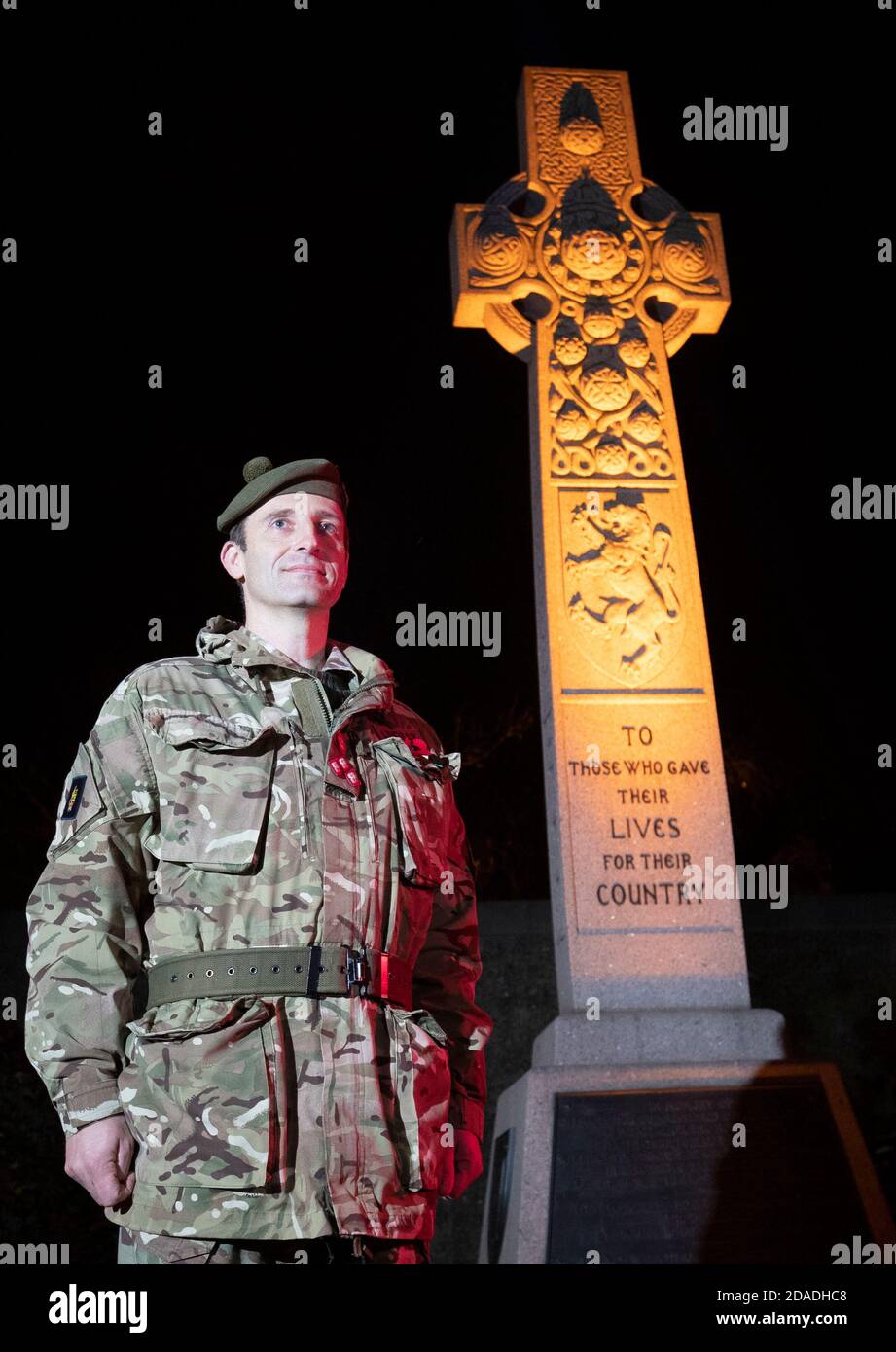 Brigadier Robin Lindsay steht neben dem Gretna Rail Disaster Memorial ...