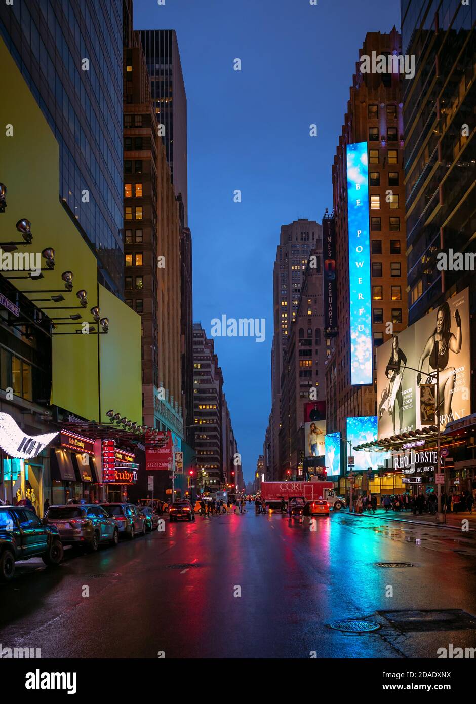 NEW YORK, USA - 30. Apr 2016: New York City Straßen am Abend. Lichter ...