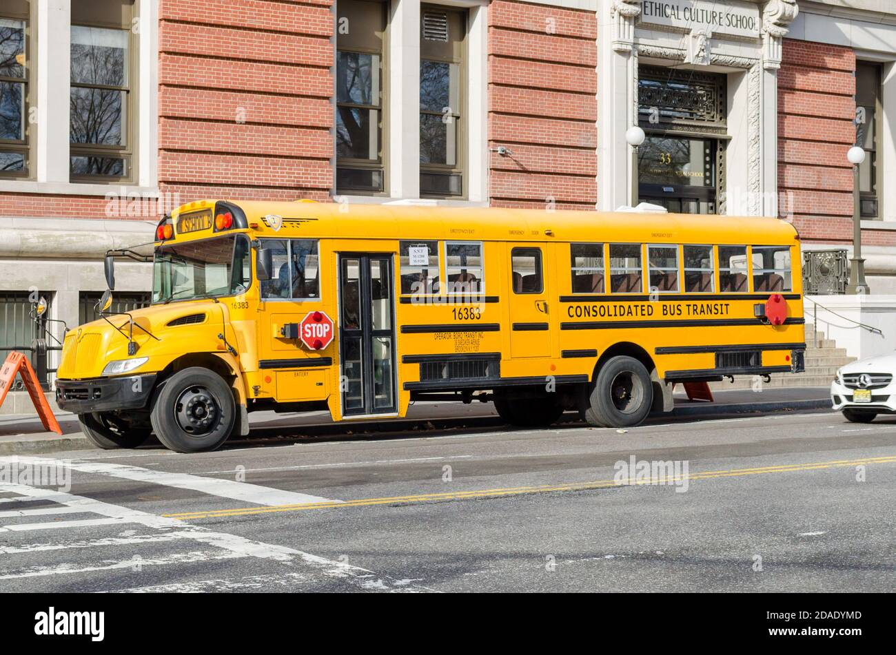 Klassischer Yellow American School Bus, der irgendwo in Midtown Manhattan geparkt hat ...