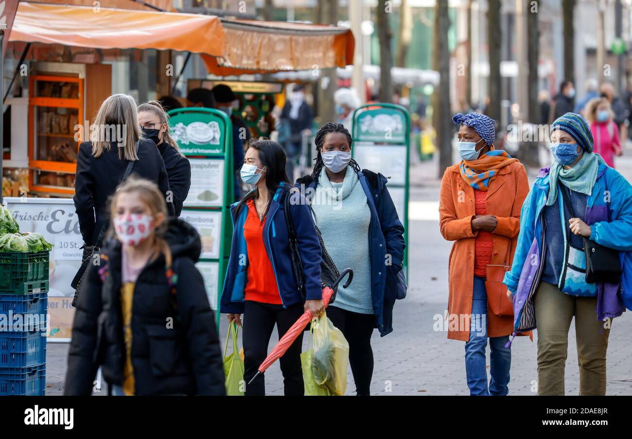 Obligatorische verwendung von schutzmasken -Fotos und -Bildmaterial in ...
