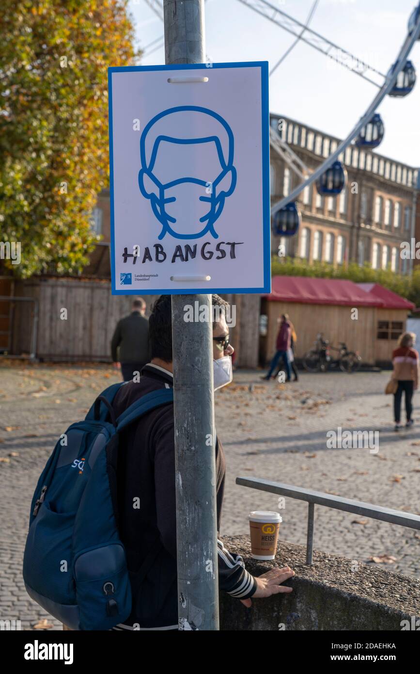 Hinweis auf die Pflicht, Masken in der Stadt zu tragen, mit Zusatz ...