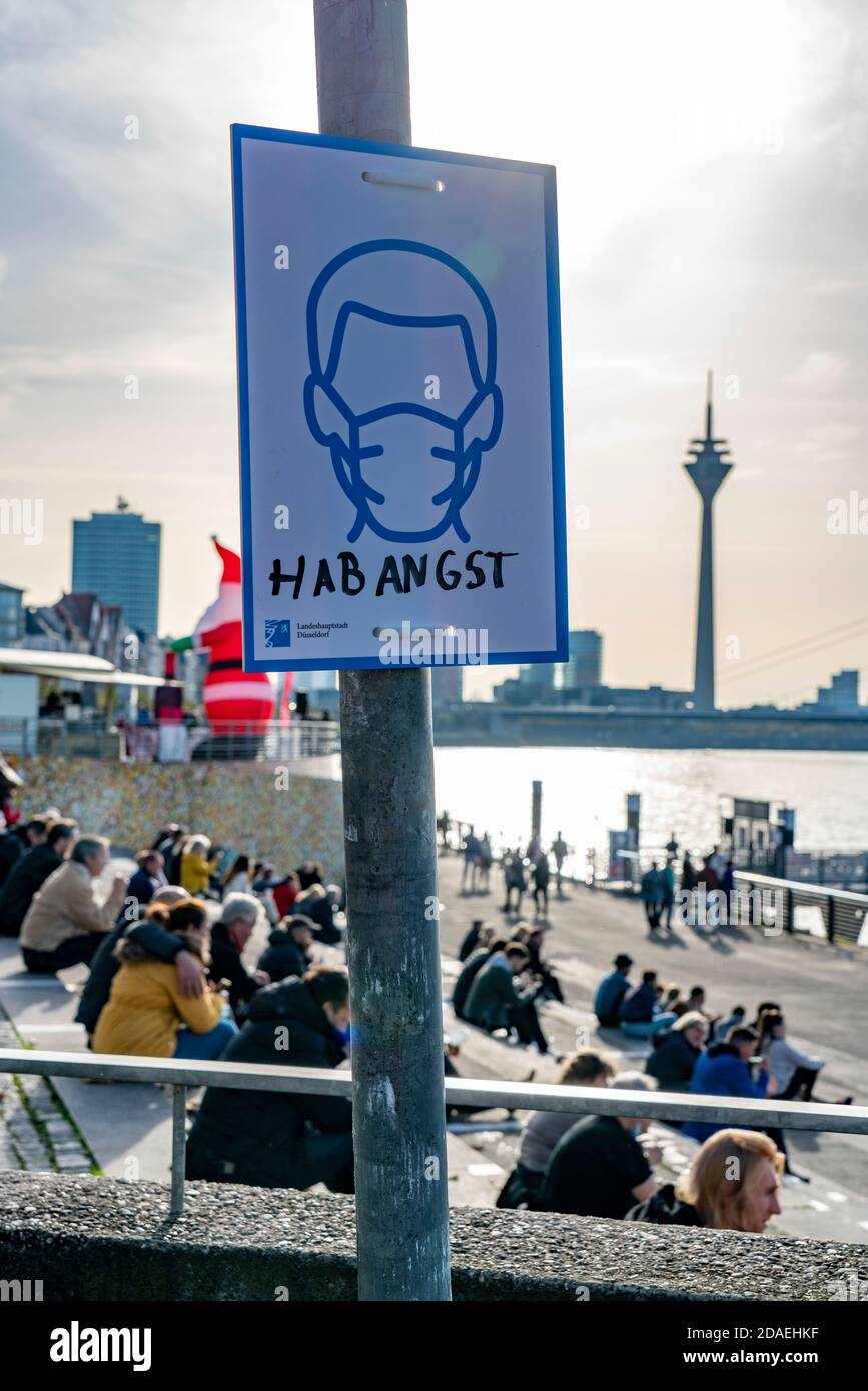 Hinweis auf die Pflicht, Masken in der Stadt zu tragen, mit Zusatz ...