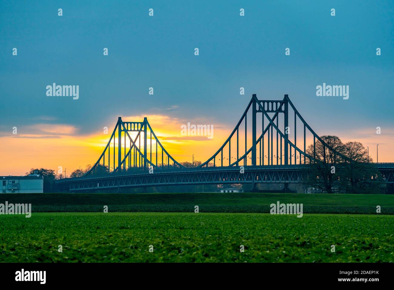 Krefelder brücke -Fotos und -Bildmaterial in hoher Auflösung – Alamy