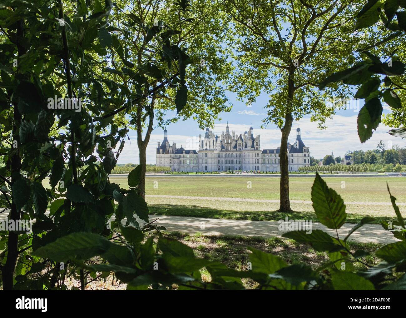 Blick durch Bäume Laub Chateau de Chambord im Loire-Tal, UNESCO ...