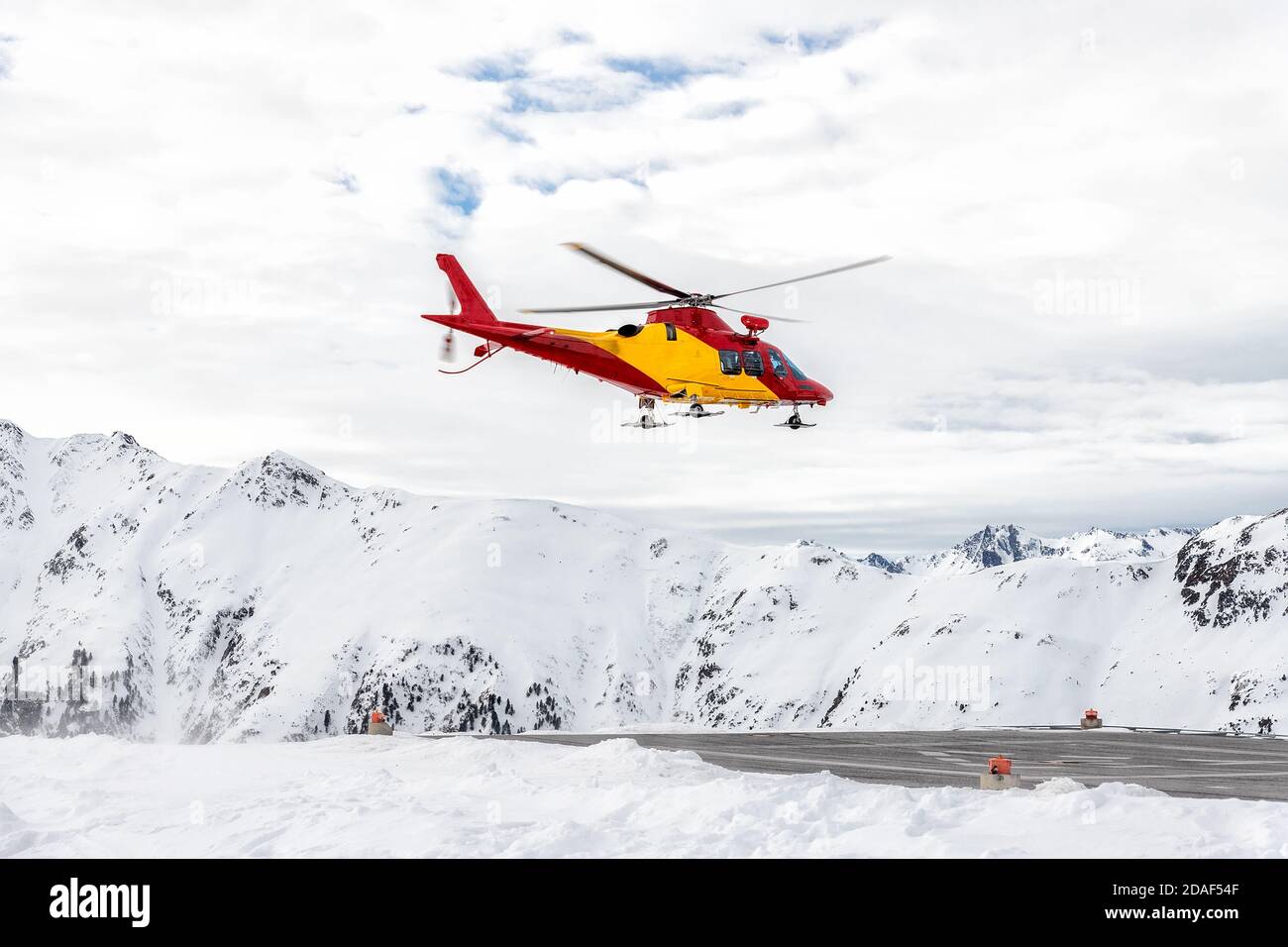 Bergwacht skiunfall -Fotos und -Bildmaterial in hoher Auflösung – Alamy