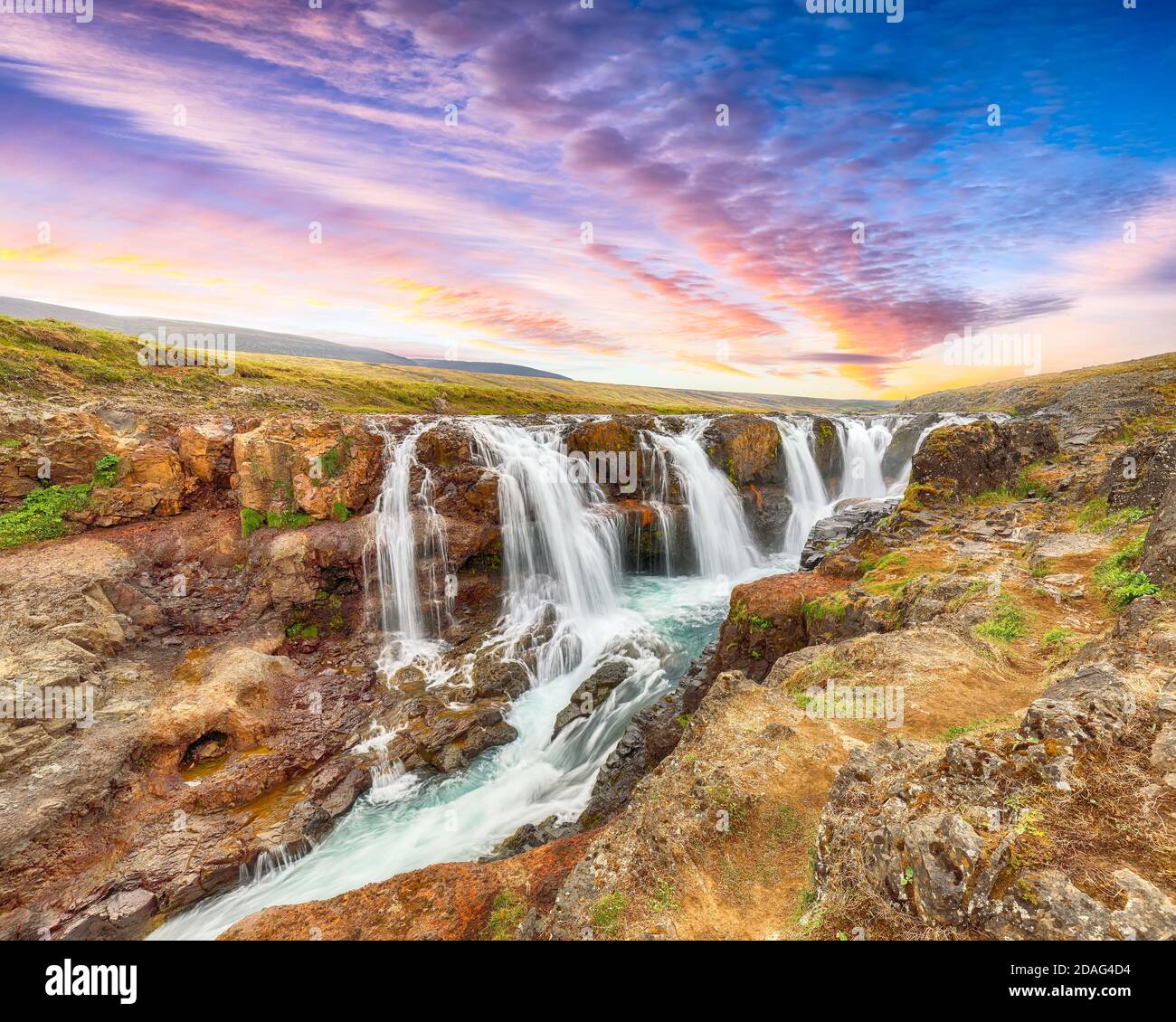 Atemberaubende Aussicht auf den Kolufossar Wasserfall bei ...