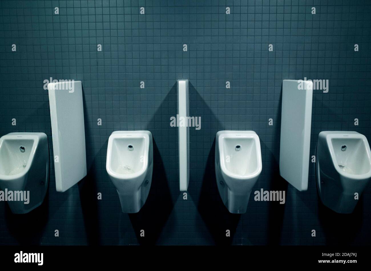 Vier urinale -Fotos und -Bildmaterial in hoher Auflösung – Alamy