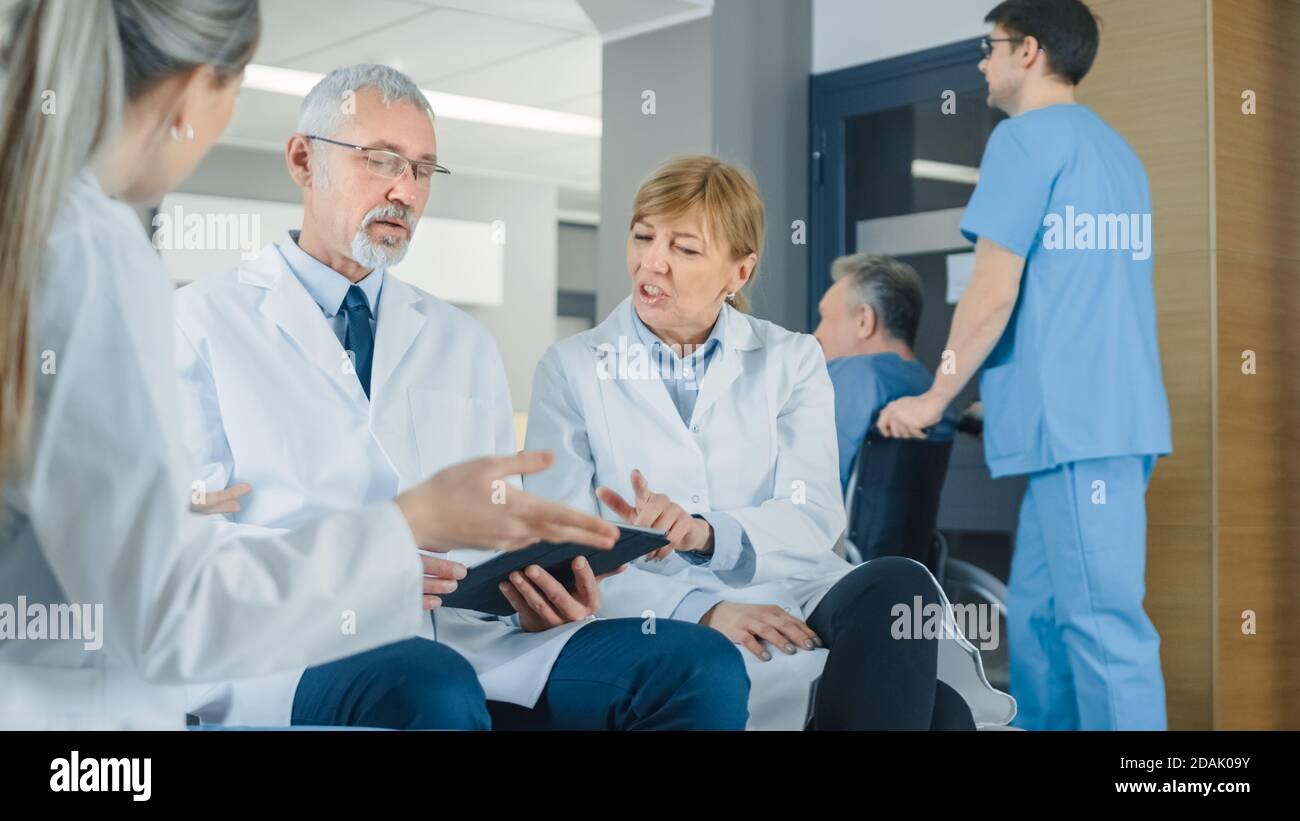Gesundheitspatienten sitzen reden -Fotos und -Bildmaterial in hoher ...