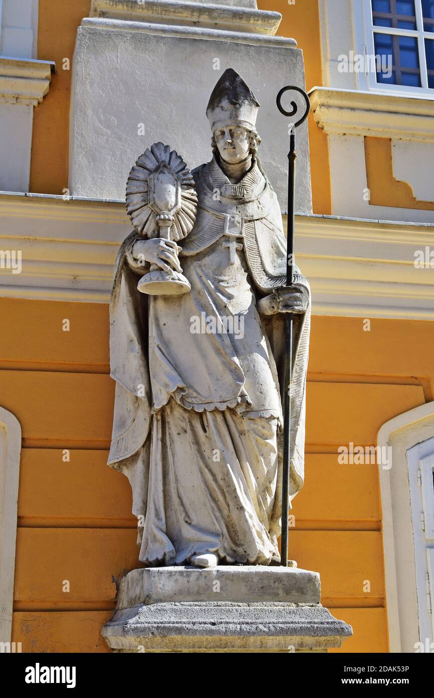Statue des hl. Norbert vor der prämonstratenserkirche und Abtei von ...