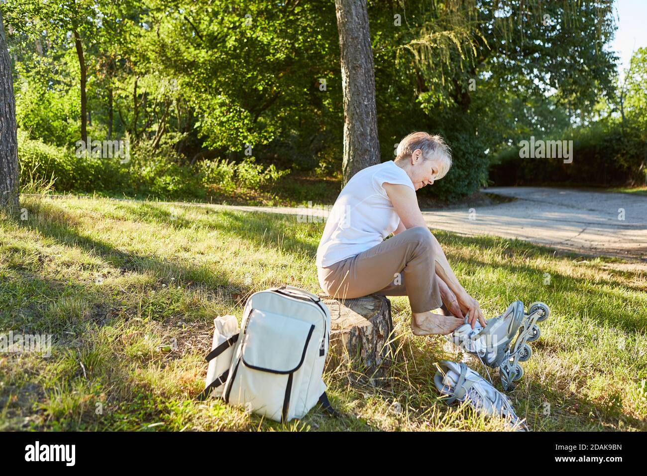 Rollerbladen frau inline skating -Fotos und -Bildmaterial in hoher ...