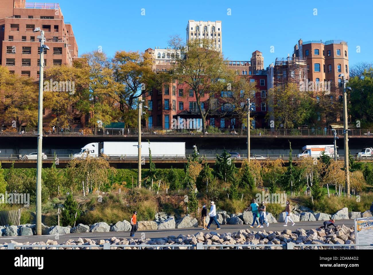 Der Vordergrund ist Brooklyn Bridge Park und dahinter Der Brooklyn ...