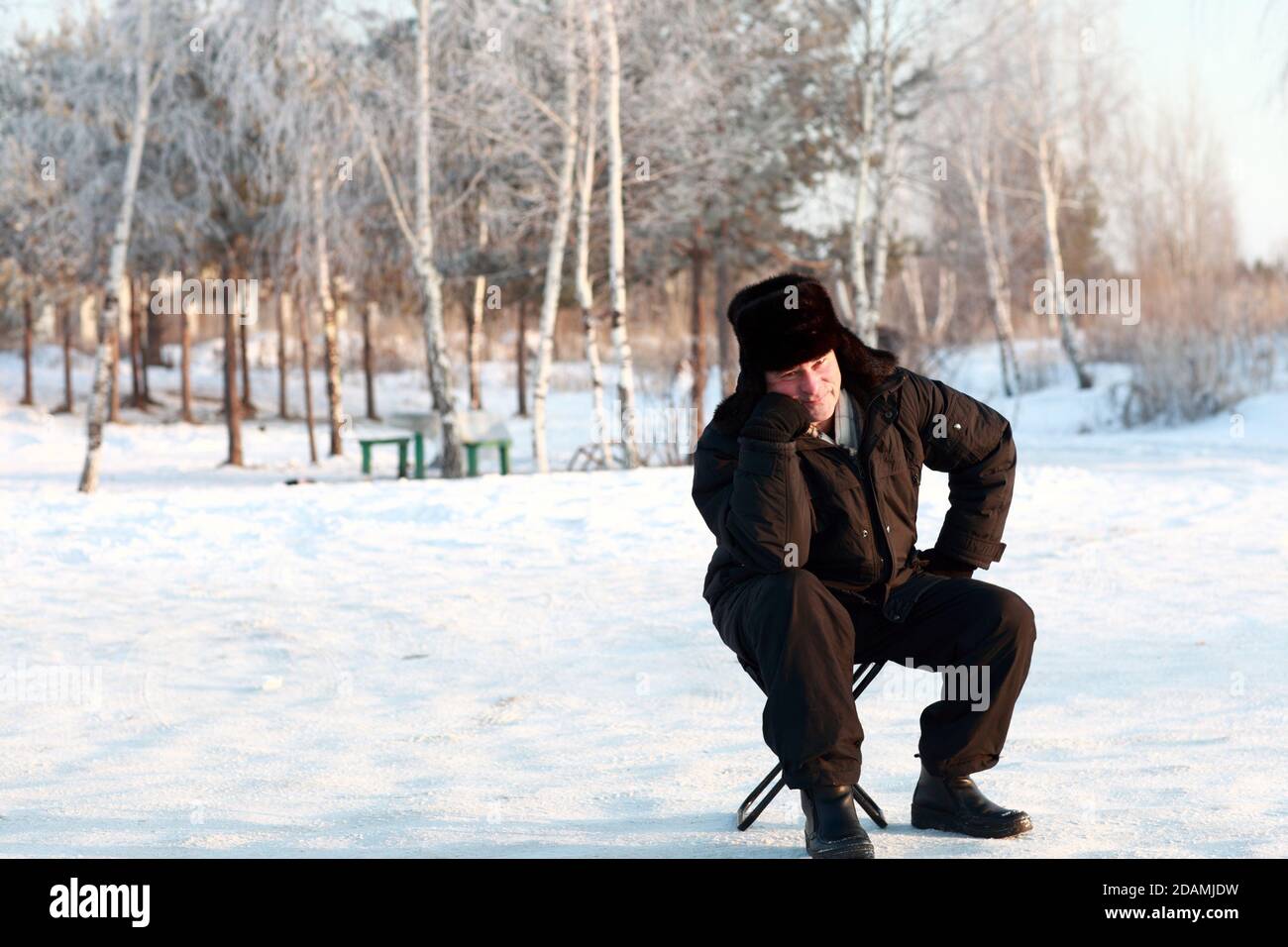 Er sitzt im ruhestand mit hut auf dem baum -Fotos und -Bildmaterial in ...