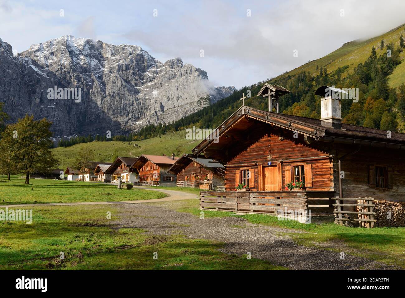 Narrow alps in the karwendel -Fotos und -Bildmaterial in hoher ...