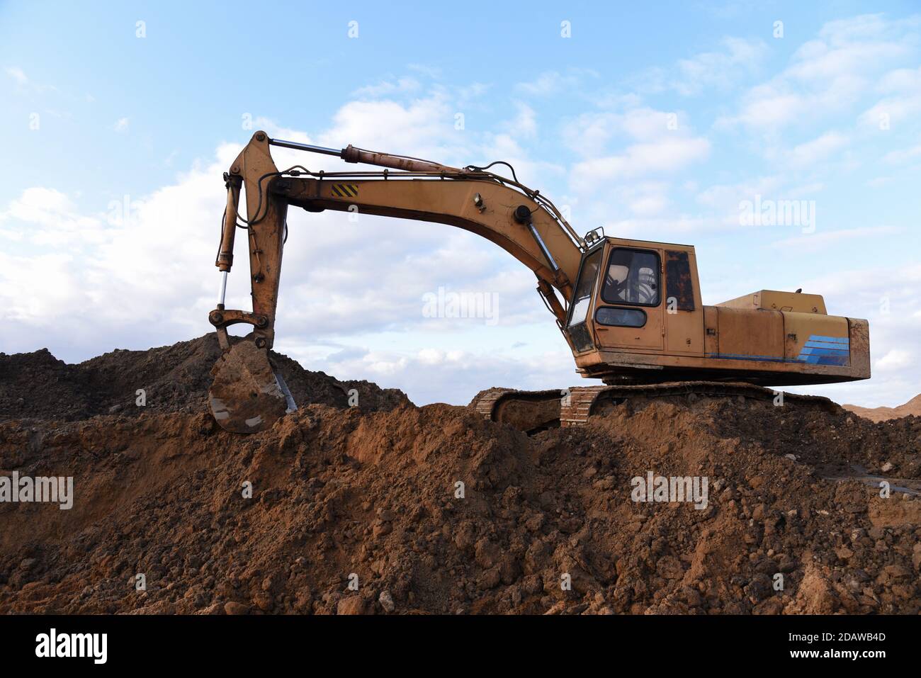 Gleisbagger bei Erdarbeiten im Tagebau. Ladermaschine mit Eimer im ...