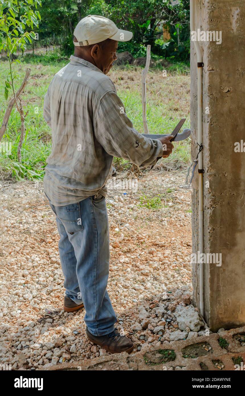 Man with machete -Fotos und -Bildmaterial in hoher Auflösung – Alamy