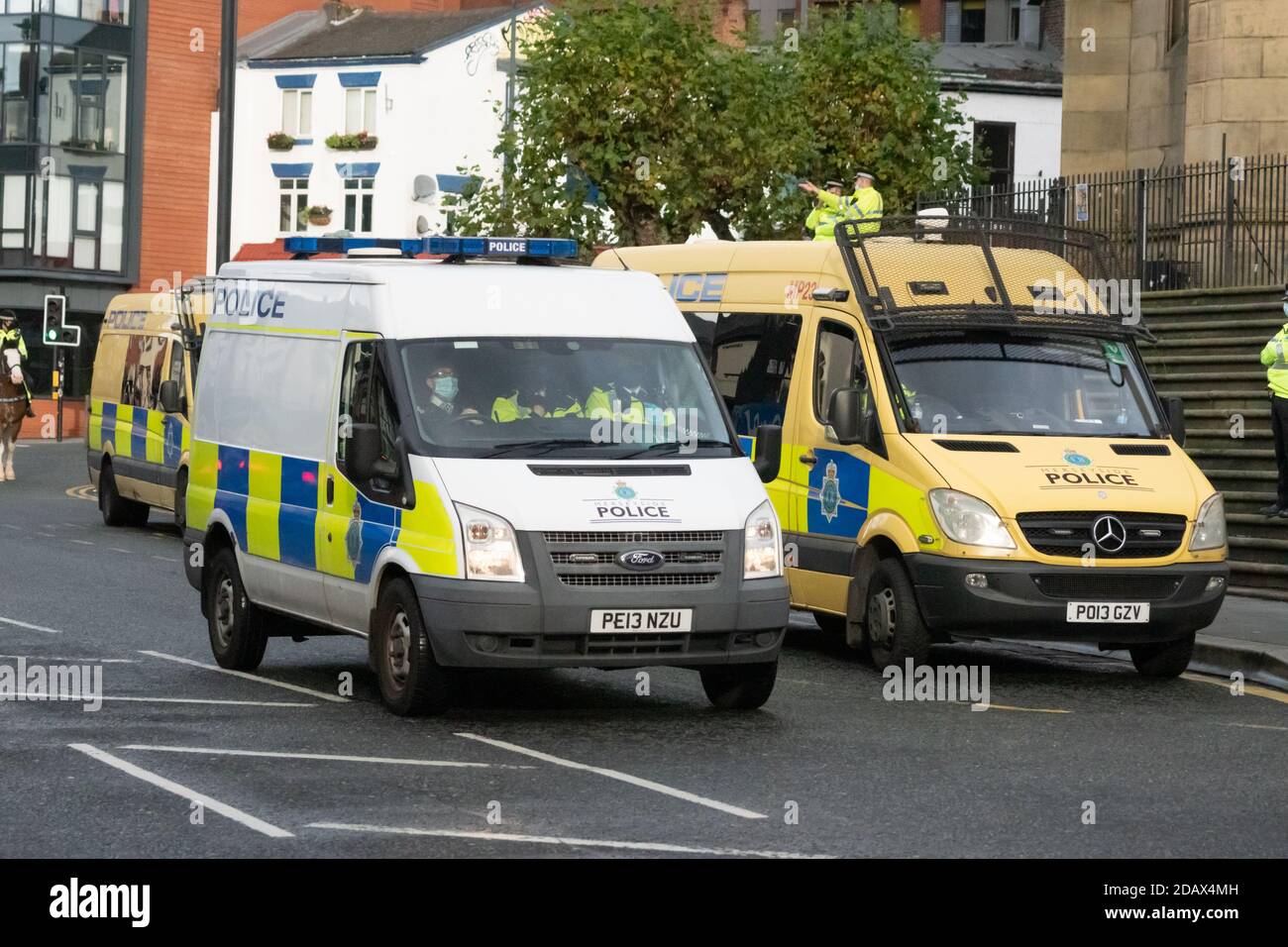 Berry Street, Liverpool, 14. November 2020. Ein weißer Polizei Ford ...