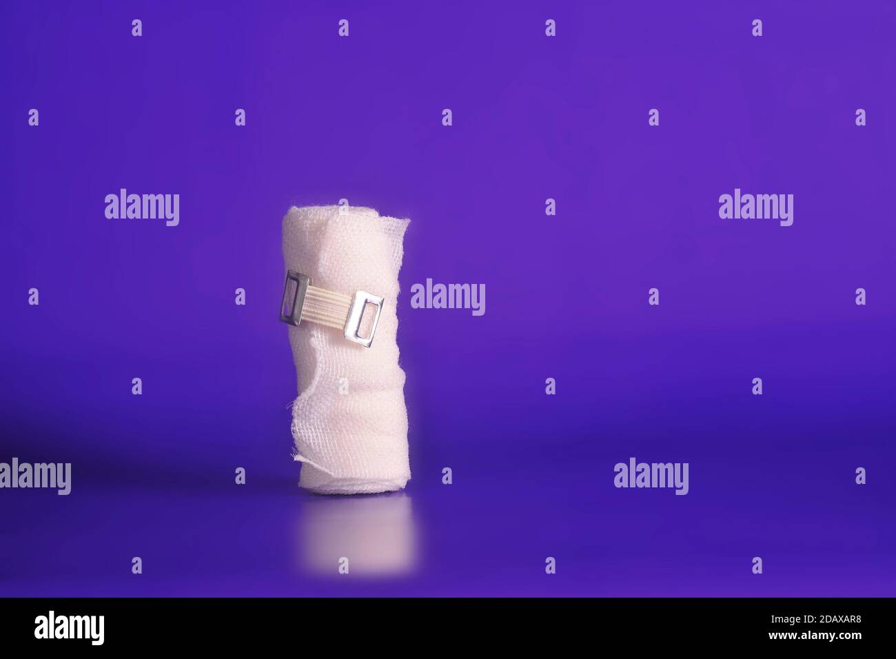 Gipsverband gips arzt wickeln -Fotos und -Bildmaterial in hoher ...