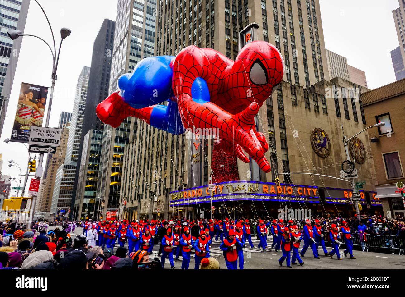 Spiderman ballon -Fotos und -Bildmaterial in hoher Auflösung – Alamy